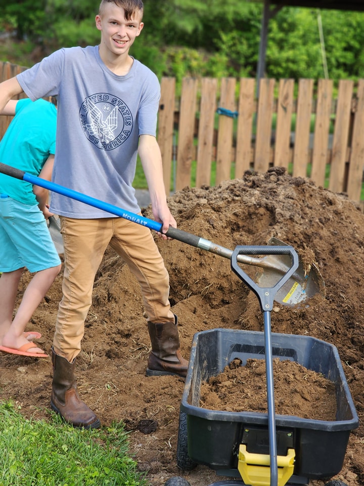 4H Green Thumbs Garden Club helps community – McCreary Journal