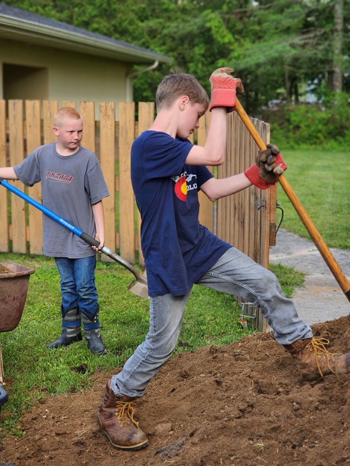 4H Green Thumbs Garden Club helps community – McCreary Journal