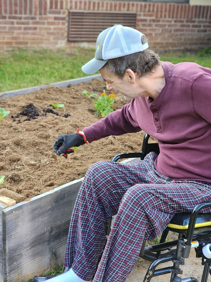 4H Green Thumbs Garden Club helps community – McCreary Journal
